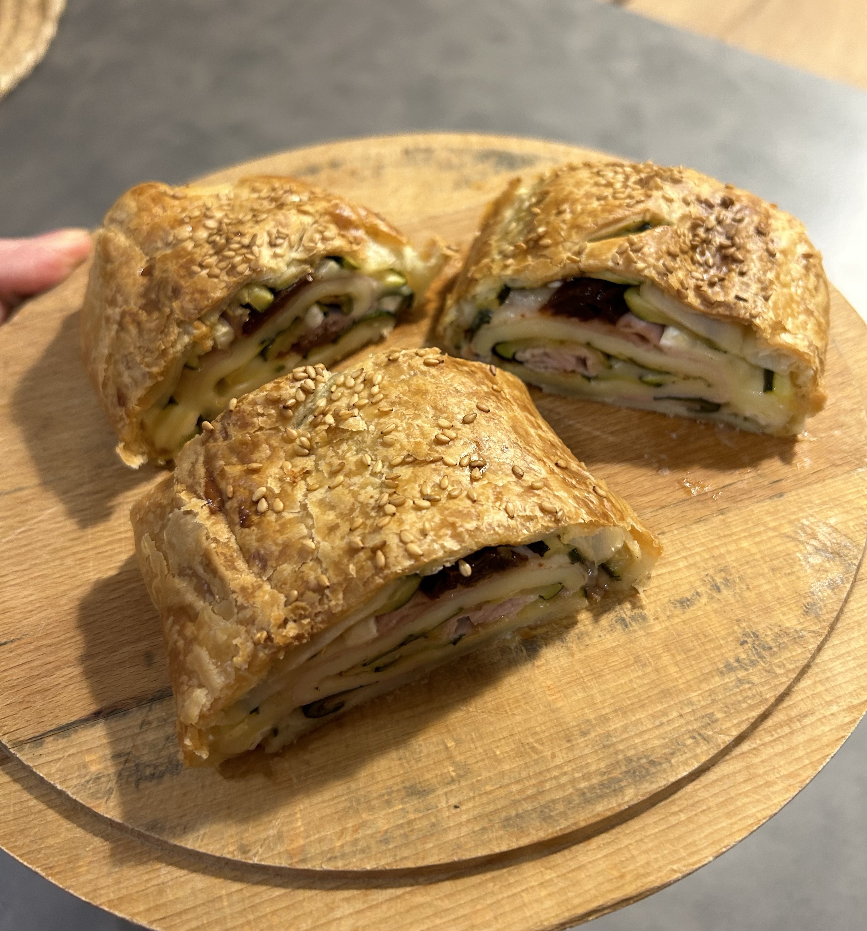 STRUDEL DI SFOGLIA CON ZUCCHINE PROSCIUTTO COTTO BRIE E POMODORI SECCHI ...